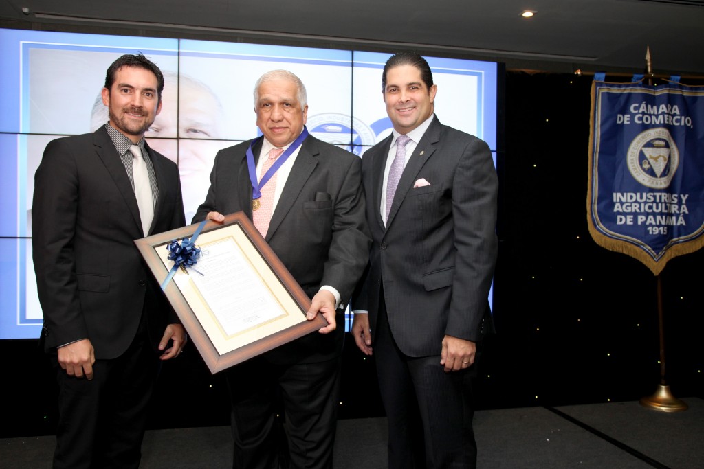 CCIAP entrega reconocimiento al doctor e investigador Adán Ríos ...